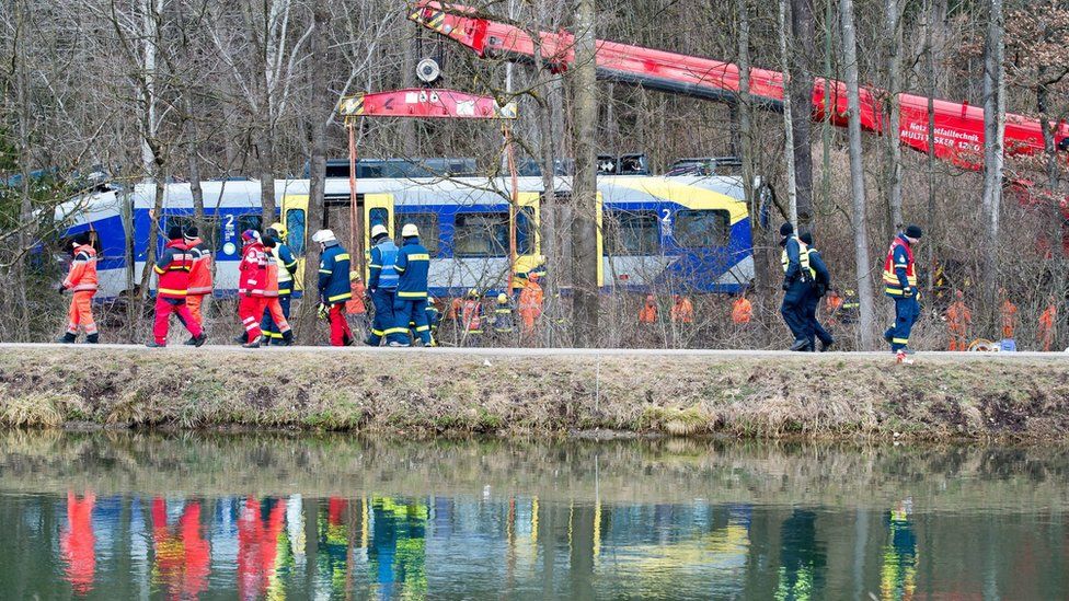 Germany train crash: Death toll rises to 11 - BBC News