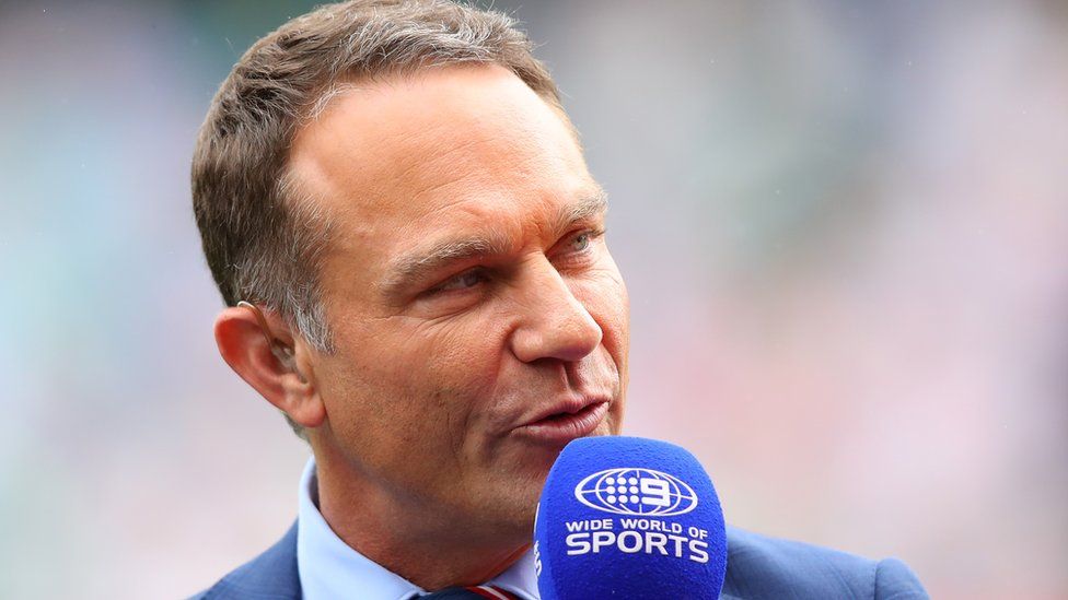 Michael Slater: Former Australia cricketer removed from flight - BBC News