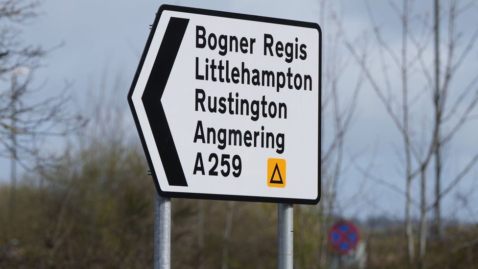 Bognor Regis: Road sign to seaside town spelt wrongly - BBC News