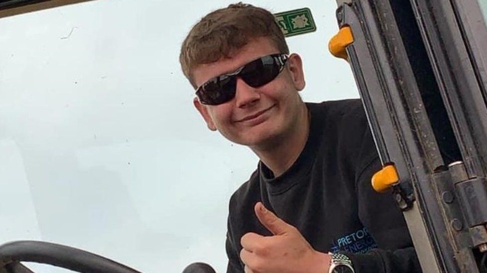 Manea: Teenager dies in car crash on road he lived on - BBC News