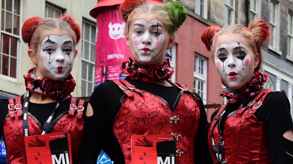 Edinburgh Fringe: 'Try something new' plea at programme launch - BBC News