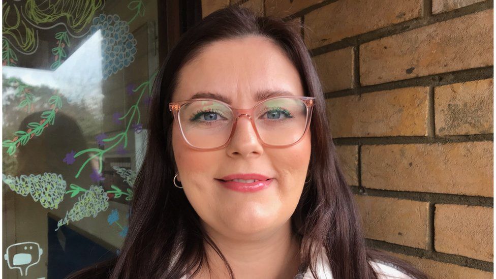 East Dorset pre-school under threat as church closes premises - BBC News