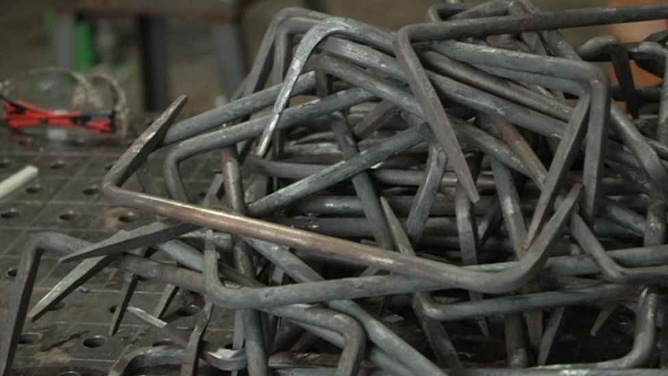 North East blacksmiths forging metal for Ukrainian army - BBC News