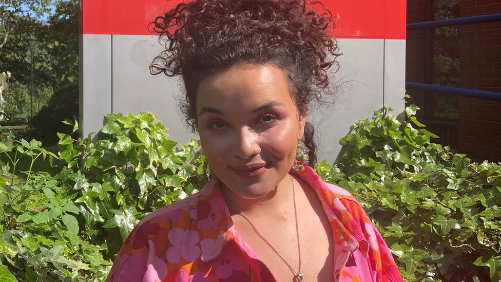 Ateb y Galw: Y cyflwynydd Mirain Iwerydd - BBC Cymru Fyw