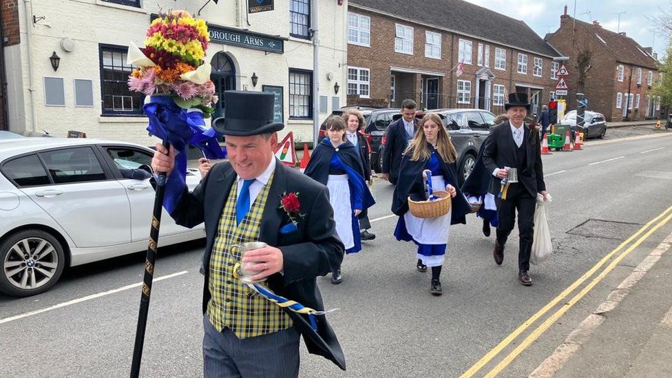 Hocktide in Hungerford: Tutti-men and women hand out oranges - BBC News