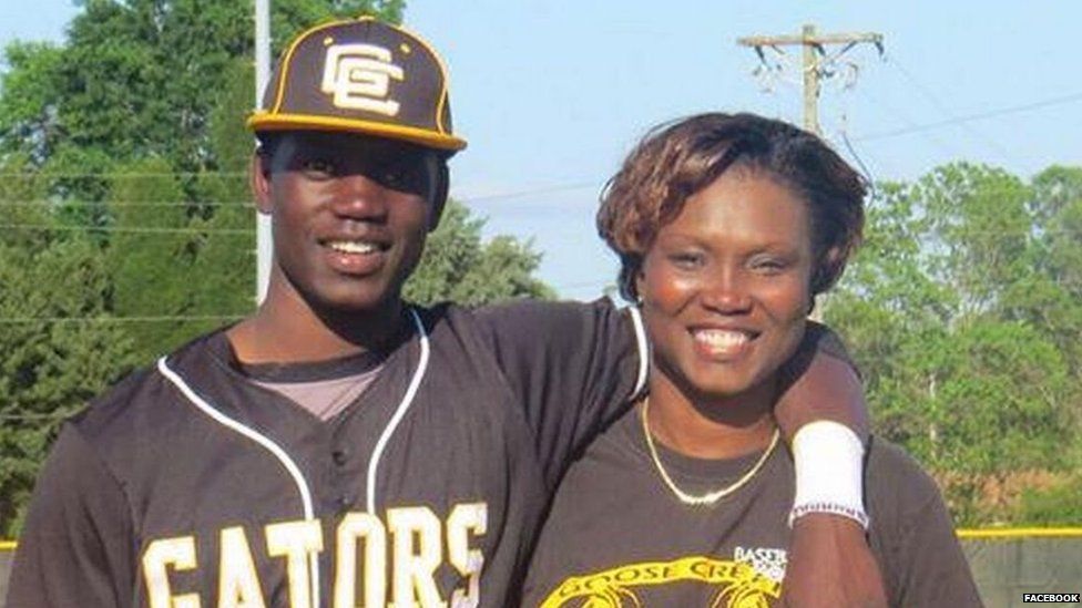 Hundreds mourn Charleston shooting victims - BBC News
