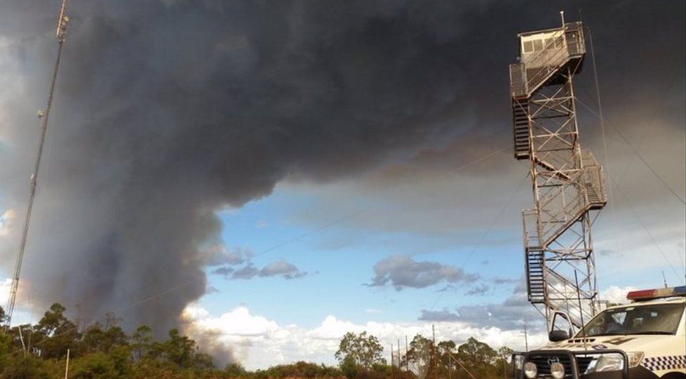 Bushfire threatens lives, homes in Western Australia - BBC News