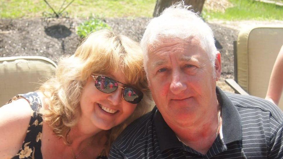 Oxford United superfan Steve Dyer dies of cancer - BBC News