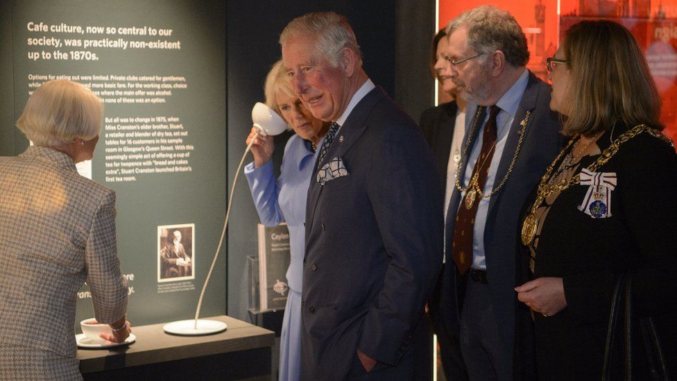Royal couple open Mackintosh tea room - BBC News