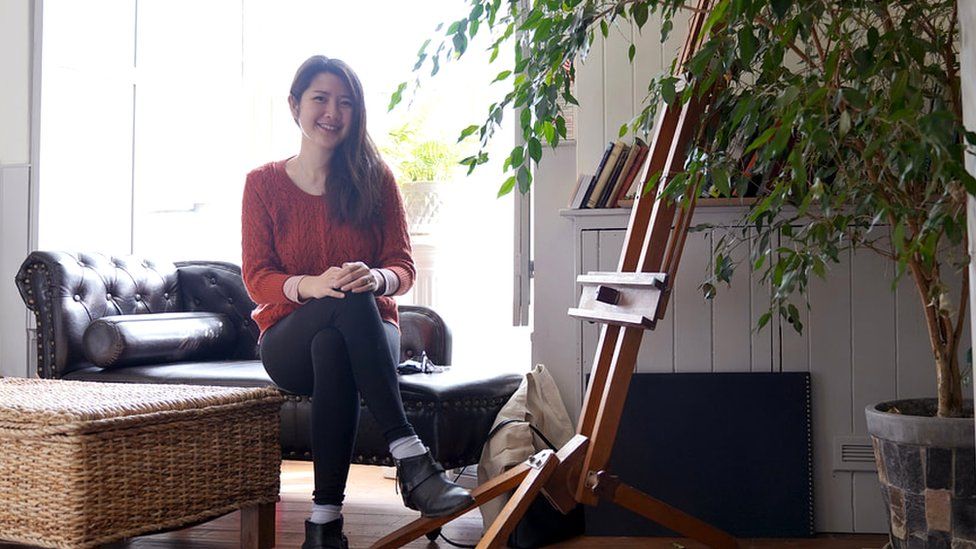 Uncertain journeys inspire new mural in Swindon - BBC News