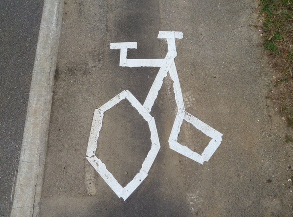 Wheelie wonky bike sign amuses Sleaford residents - BBC News