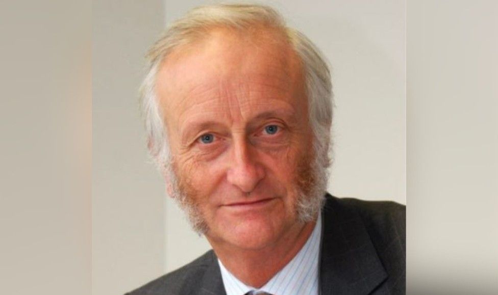 Tributes after Herefordshire vet and councillor dies - BBC News