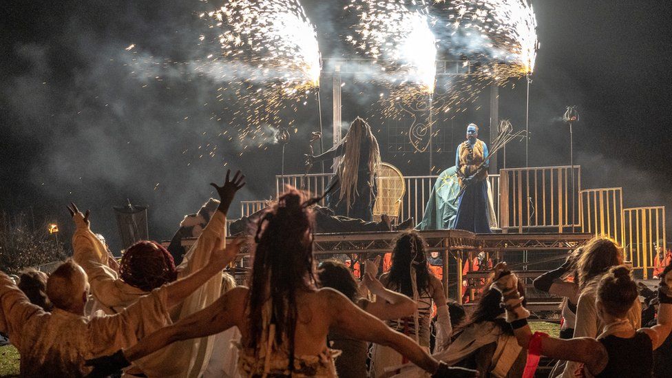 Fire festival lights up Edinburgh to celebrate start of winter - BBC News