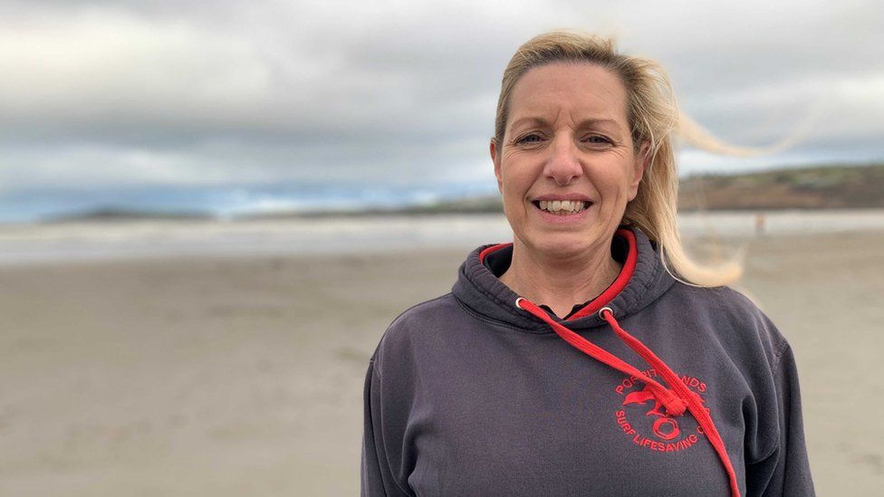 Clwb achub bywyd yn Sir Benfro yn mynd o nerth i nerth - BBC Cymru Fyw