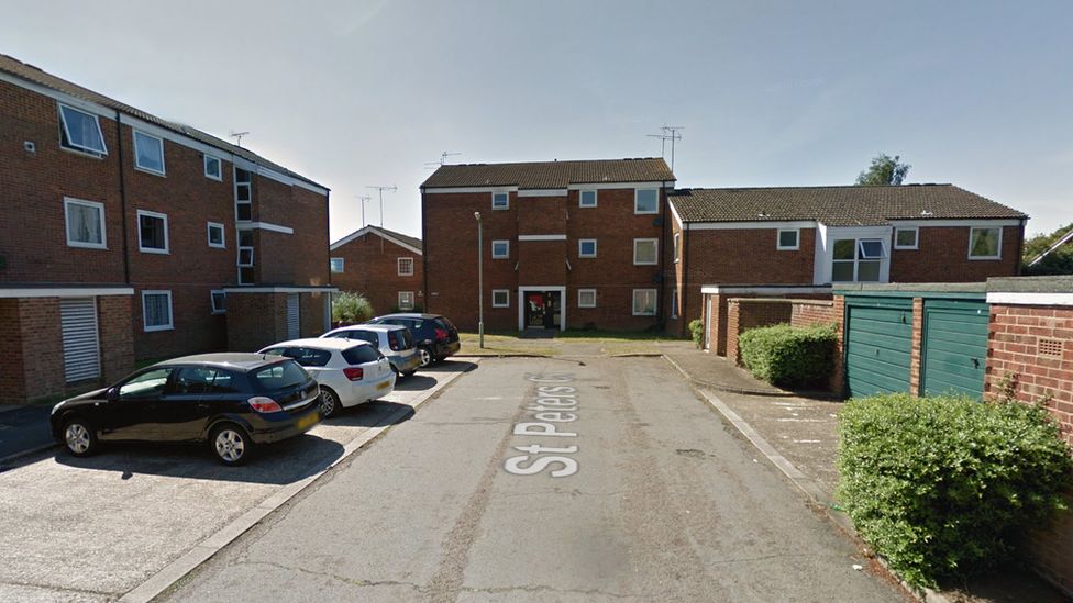 Murder probe after Hatfield flats death - BBC News
