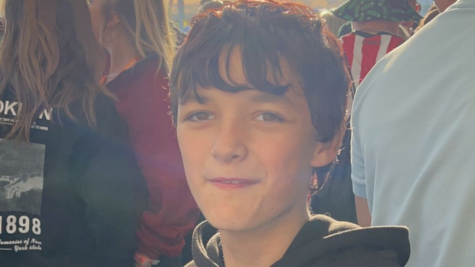 CarFest: Twelve-year-old boy plays DJ set after sign plea - BBC News