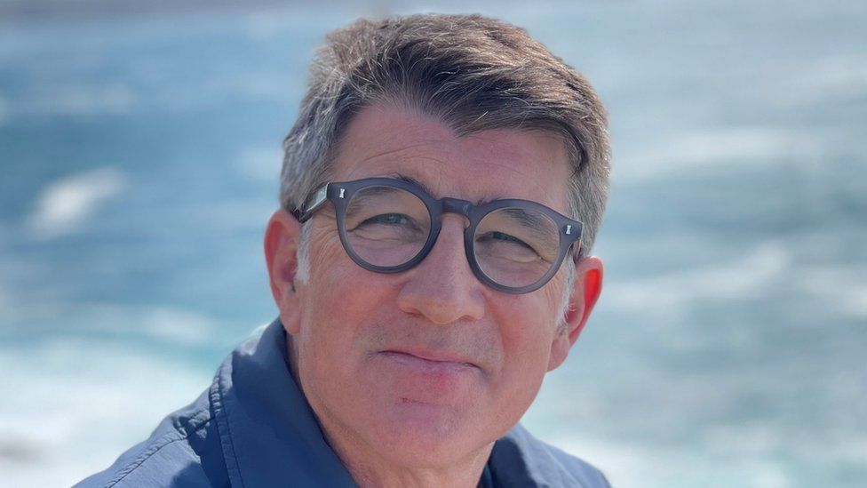 One man's year in a Cornish field - BBC News