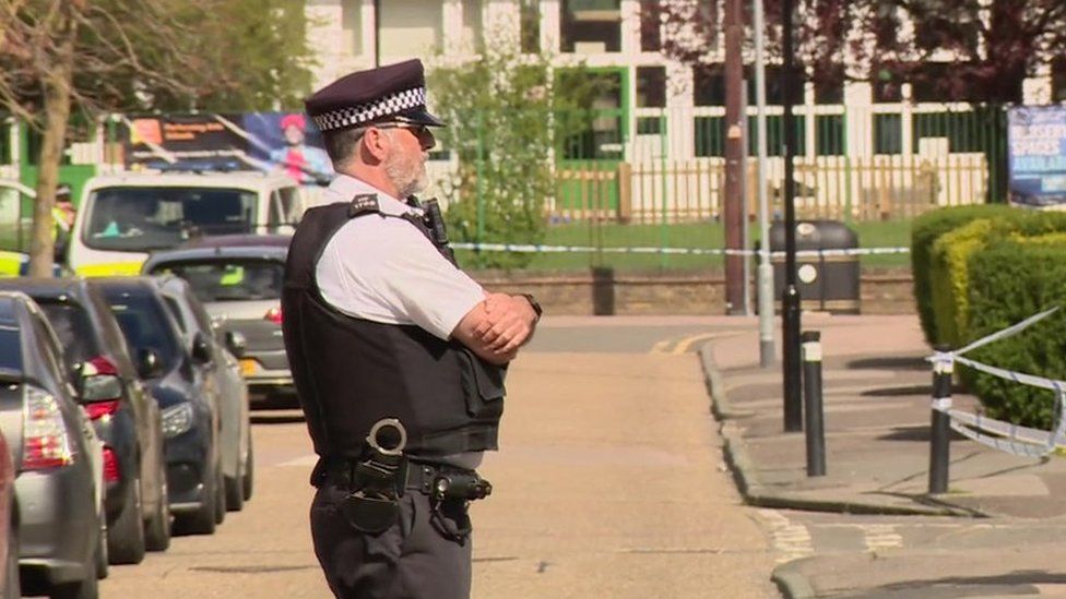 Chingford stabbing: Two teens held on suspicion of murder - BBC News