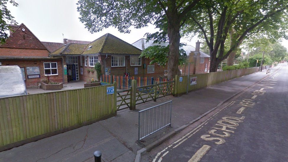 School roads closure pilot in Hampshire set to continue - BBC News