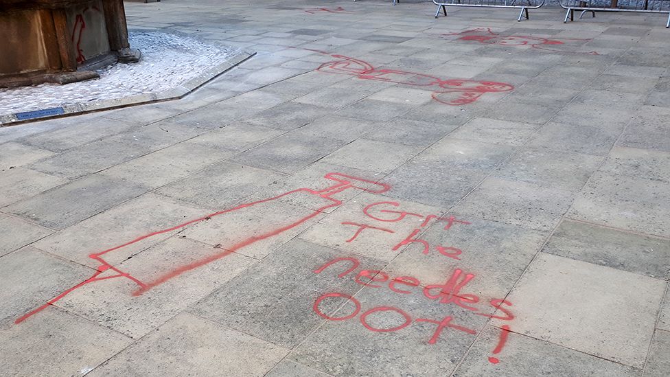 Vandals cause graffiti damage at Linlithgow Palace - BBC News