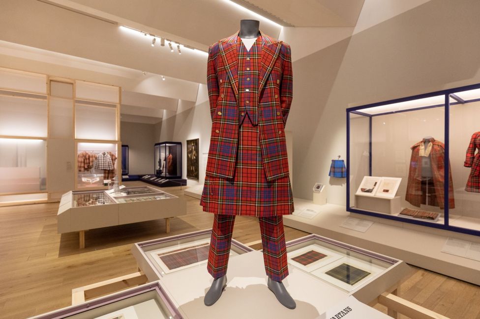 Visitors check out new Tartan exhibition at V&A Dundee - BBC News
