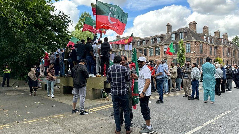 Protest at University of Hull over Imran Khan judge visit - BBC News