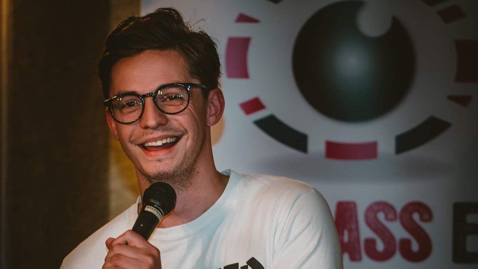 Cost of living: Comedians stand up in Ipswich for food banks - BBC News