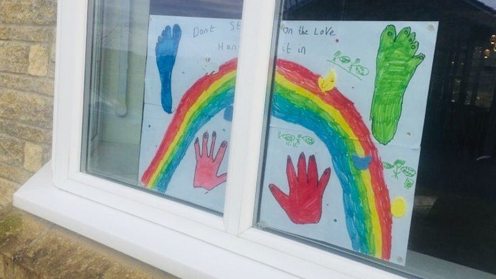 Coronavirus: Rainbow pictures on show across Scotland - BBC News