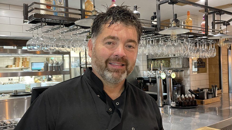 Pa rôl i'r Gymraeg wrth ddenu ymwelwyr i Gymru? - BBC Cymru Fyw