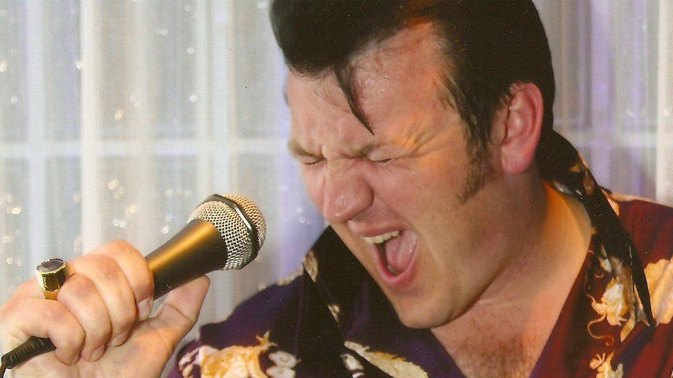 Covid in Wales: Pub singers 'out of pocket with no compensation' - BBC News