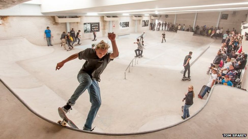 Bishopsworth pool attracts hundreds of skateboarders - BBC News