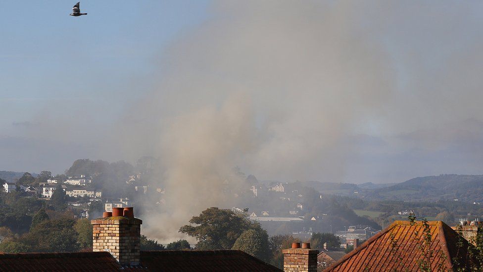 Smoke billows from Newton Abbot warehouse blaze - BBC News