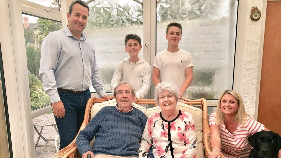 Y pandemig a'r pennaeth sy'n gyfrifol am addysg 5,000 o blant - BBC ...