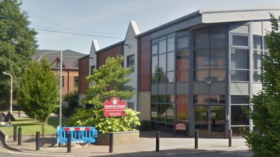 Reading grammar school plans to increase places by 2024 - BBC News