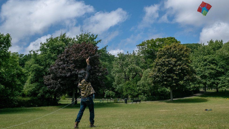Afghanistan: Kite festival marks a year since Taliban takeover - BBC ...