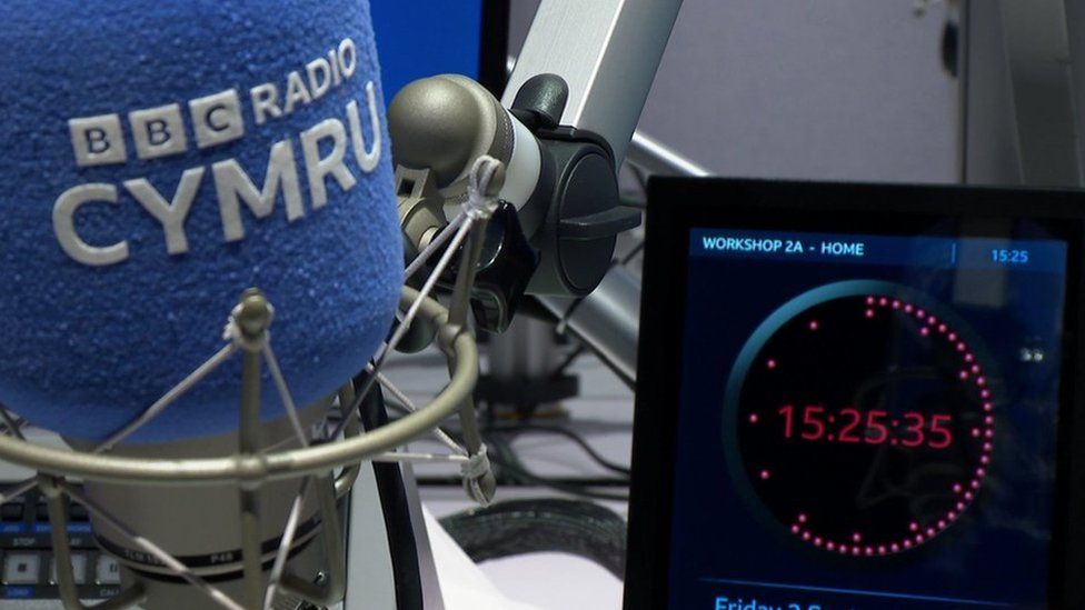Radio Cymru: Cael gwared â Stiwdio yn 'annealladwy o hurt' - BBC Cymru Fyw