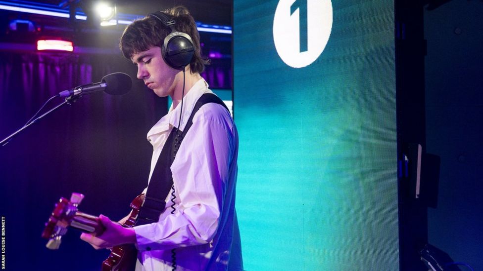 Premier League predictions: Chris Sutton v singer-songwriter ...