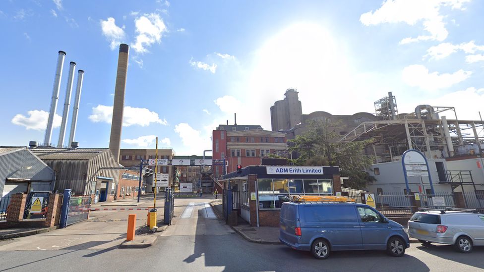 Oil factory explosion: Three workers injured in Erith - BBC News