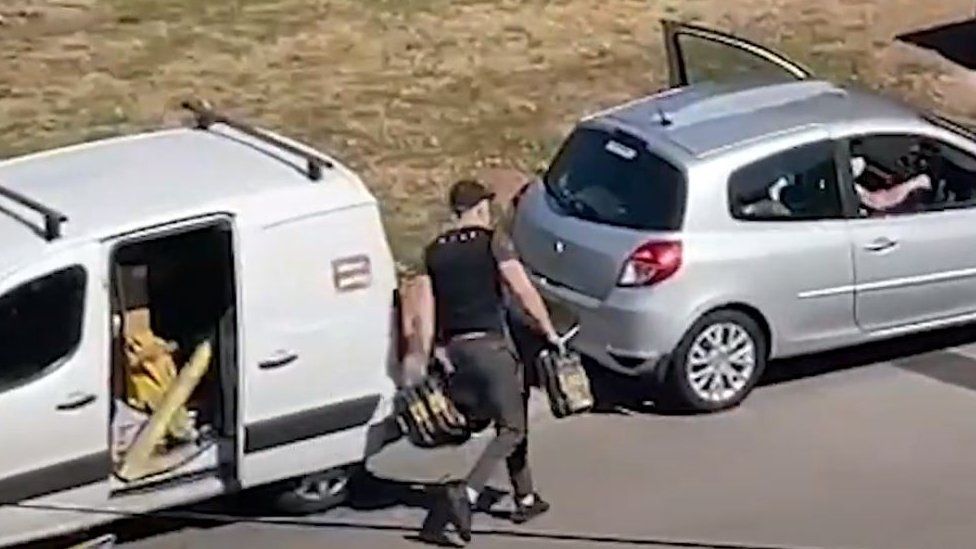 Coventry police hunt tool thief who 'mooned' witnesses - BBC News