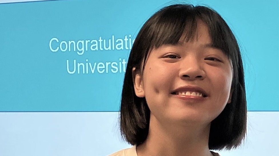 Bedford students given £3.6k to help with university costs - BBC News