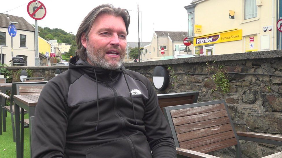 Protest gwesty lloches: 'Yma mor hir â sydd raid' - BBC Cymru Fyw