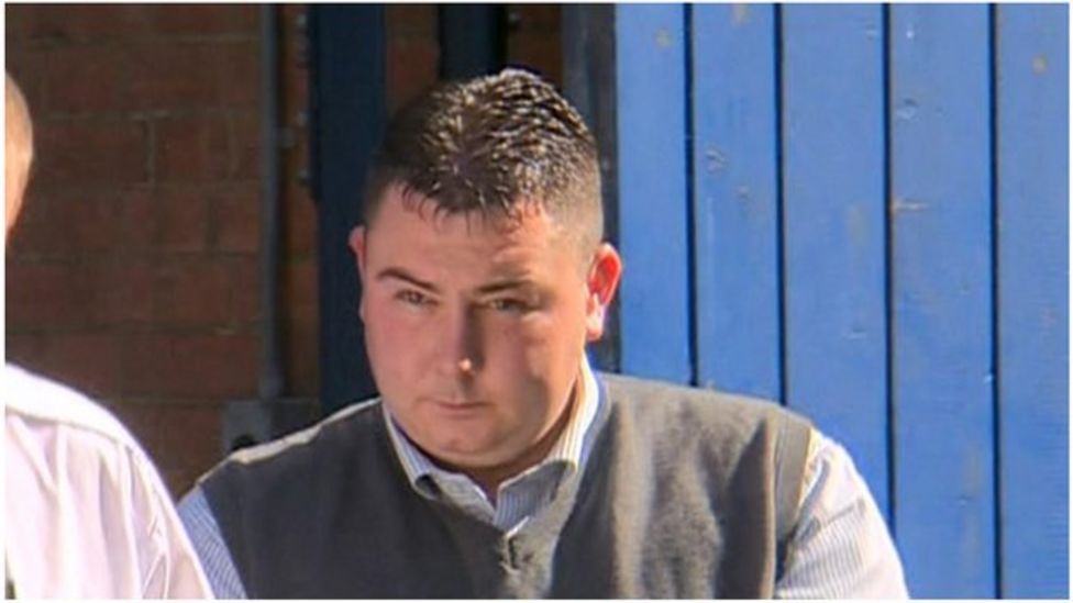 Roofer John Gray jailed for conning elderly in Sussex - BBC News