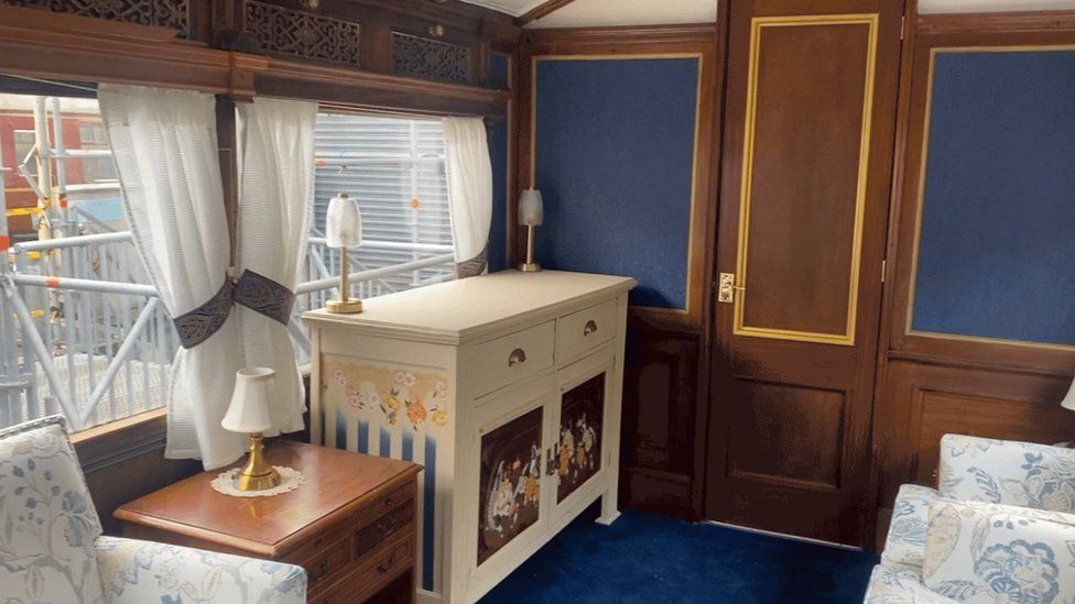 Rail carriage for rich and famous restored at Foxfield Railway - BBC News