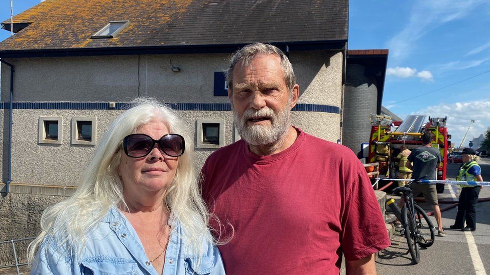 Mumbles Pier: Fire at ex-Cinderella's club in Swansea - BBC News