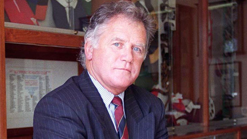 Teyrngedau i'r 'Cymro gorau i chwarae'r ddau gôd rygbi' - BBC Cymru Fyw