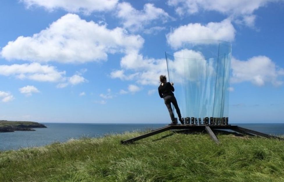 Ateb y Galw: Yr artist Manon Awst - BBC Cymru Fyw