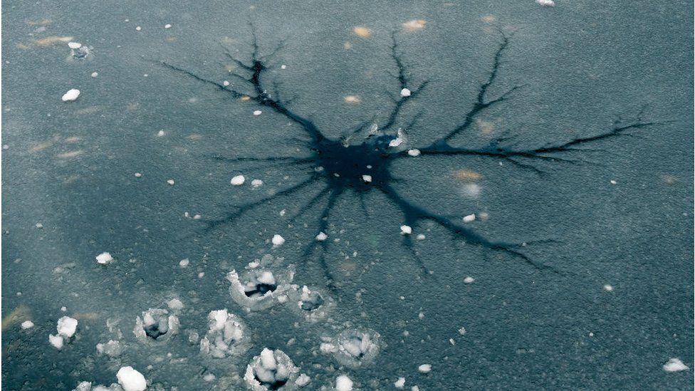 Oxfordshire: Children spotted playing on frozen pond - BBC News