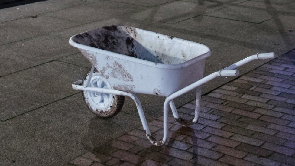 Navvies: Manchester Ship Canal work gives deserved recognition, artist ...