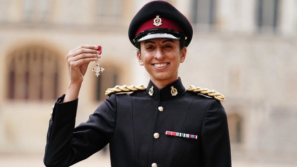 Preet Chandi: Army officer 'fastest' woman to ski to South Pole - BBC News