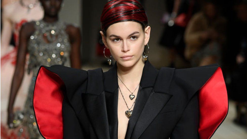 Sain Ffagan yn ysbrydoli mawrion y byd ffasiwn - BBC Cymru Fyw